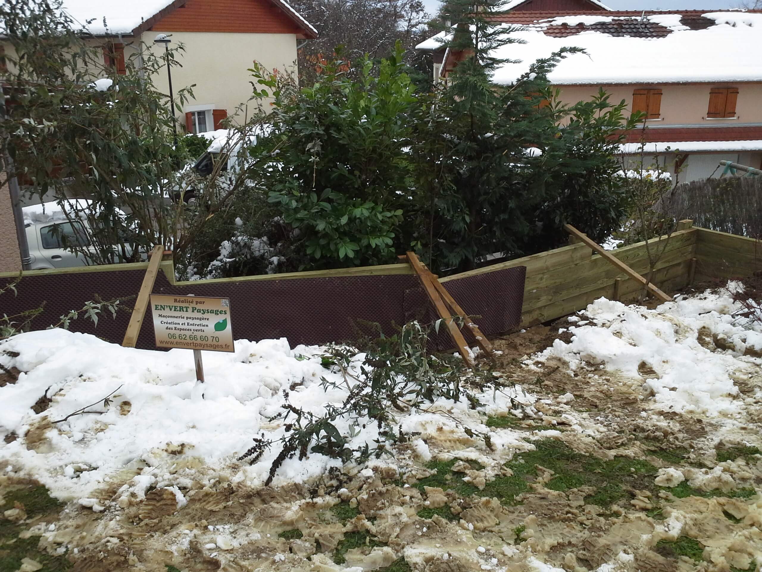 Création d'un mur de soutènement en pin par les artisans Pôle Travaux