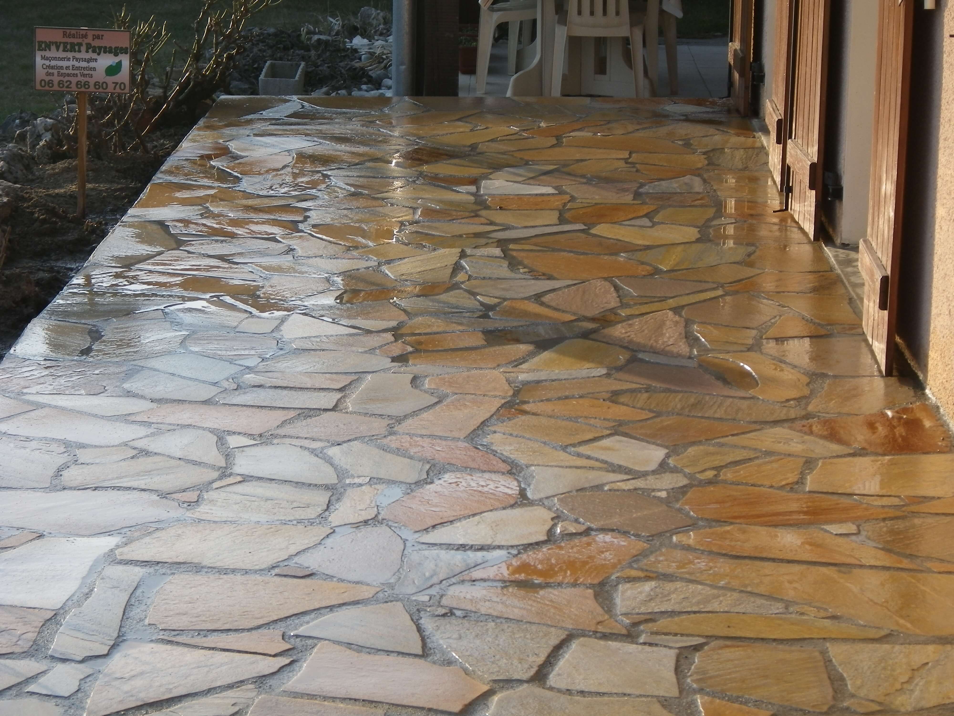 Réalisation d'une terrasse en pierre, en quartzite par les artisans ...